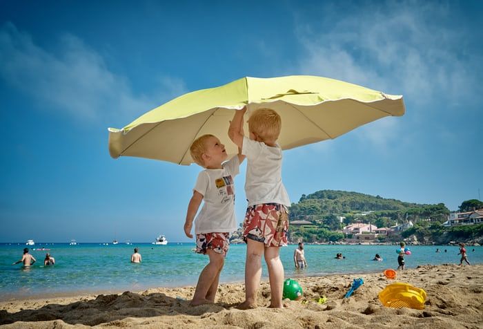 10 imprescindibles para ir a la playa con niños - Crianza entre letras